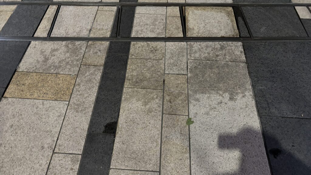 大型複合施設での石材洗浄および染み抜き作業 - 有限会社 クリマックス