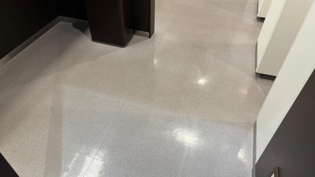 教育施設の定期清掃 〜多彩な洗浄技術で床の美しさを追求〜 - 有限会社 クリマックス