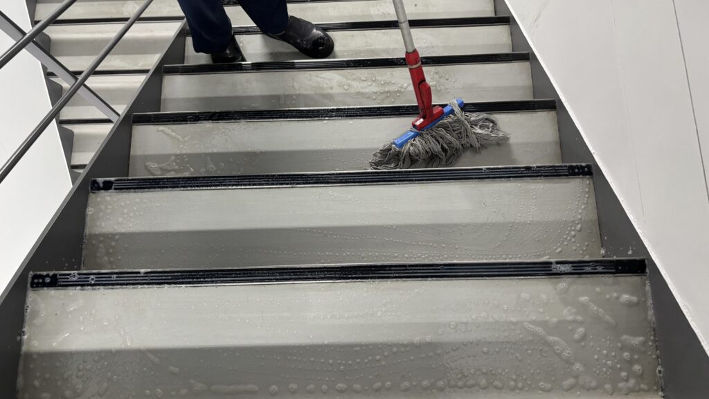 定期清掃＋階段剥離＆コーティングで清掃効率アップを実現！ - 有限会社 クリマックス